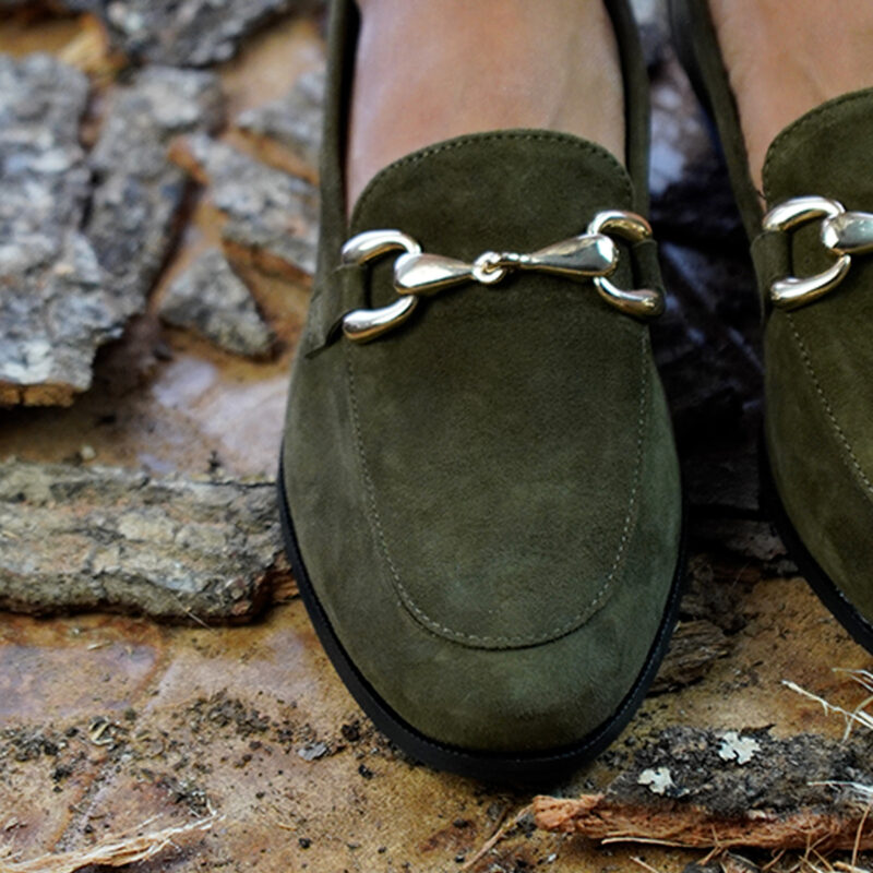 Mocassini da donna artigianali con morsetti in camoscio colore verdone ...